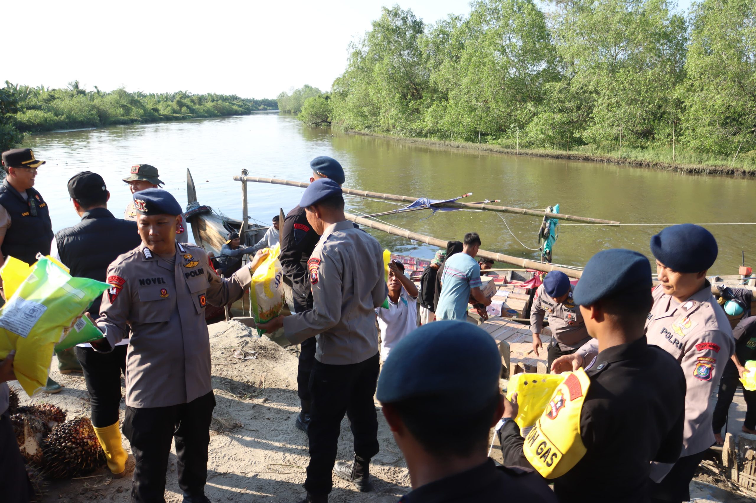 Polres Langkat Distribusikan Bantuan Sosial dari Kapolda Sumut untuk ...
